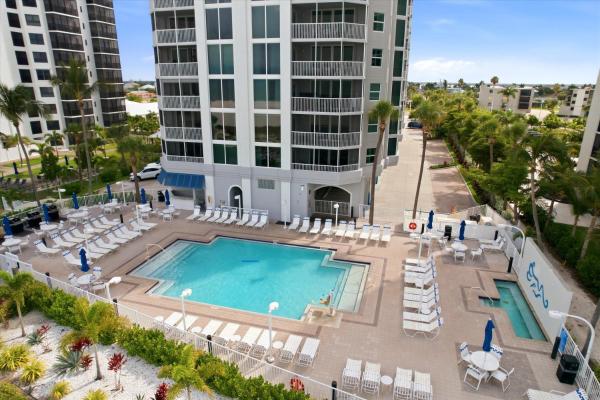Beachfront Bliss Cozy Condo With Patio Pool & Stunning Views - Fort Myers Beach, FL
