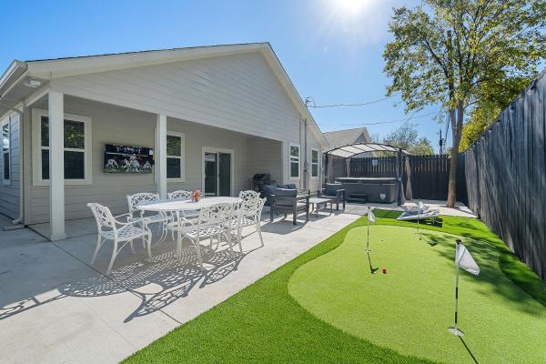 Sleeps 20 In Fort Worth Stockyards With Hottub & Minigolf - Fort Worth, TX