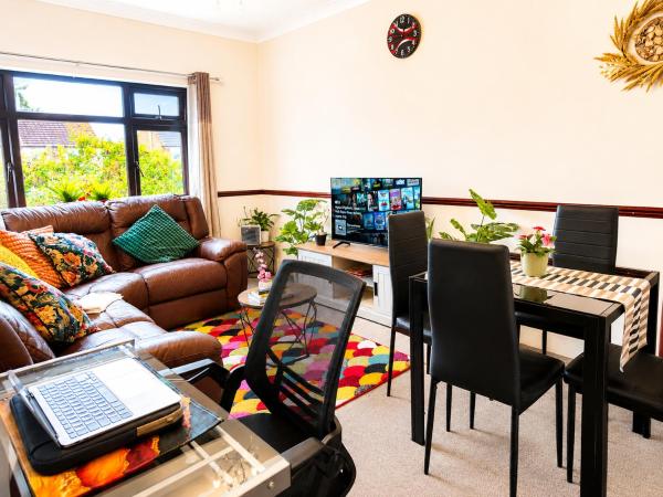 Sunny Beachside Apt With Free Parking - Southend-on-Sea