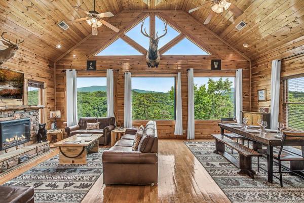 Epic Mountain Views, Hot Tub, Game Room, Sleeps 10 - Walland, TN