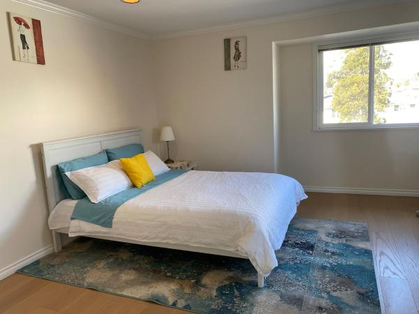 Warm And Cozy Bedroom With Private Bathroom - Ladner
