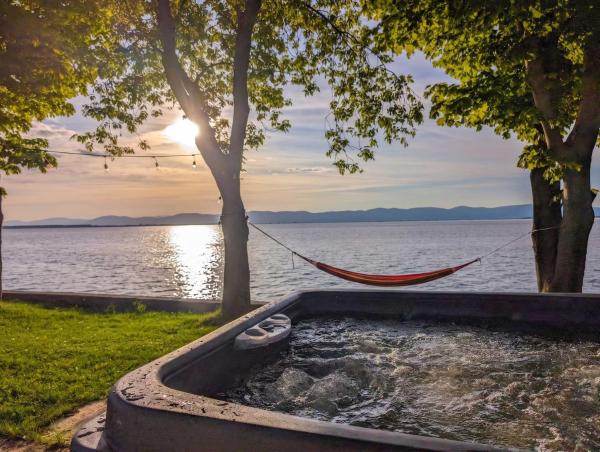 Chalet #7 Waterfront With Spa, Fireplace Wifi & Ac - New England