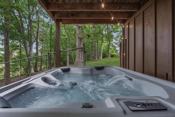 Modern Woodland Retreat Hot Tub Sleeps 8 - Sevierville, TN