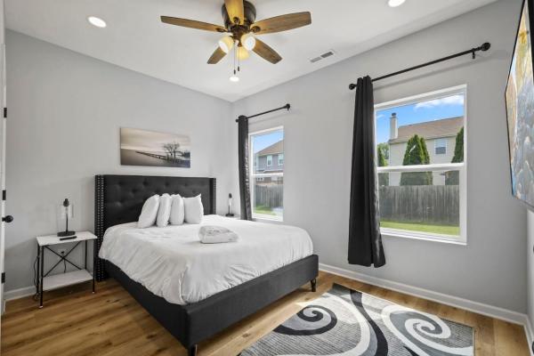 Modern 4br Home - Kitchen And Soaking Tub - South Indy - Greenwood, IN
