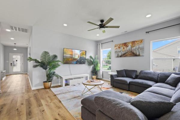 Modern 4br Home - Kitchen And Soaking Tub - South Indy - Greenwood, IN