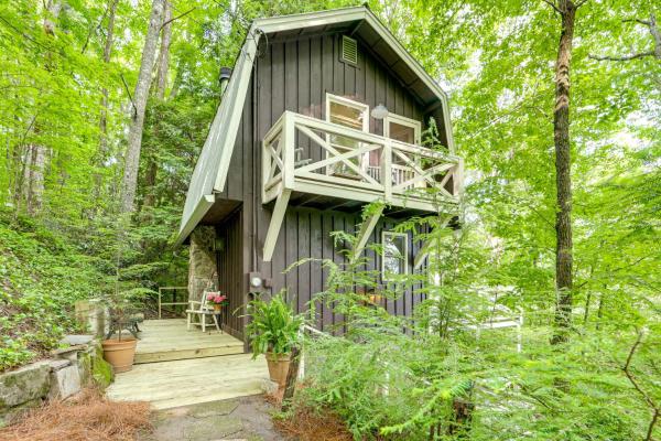 'Hemlock Hideaway' W/ Deck + Lake Glenville Views - Cashiers, NC