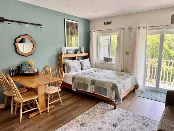 Riverside Studio For Two With Balcony And Pool Near Loon Mountain - New Hampshire