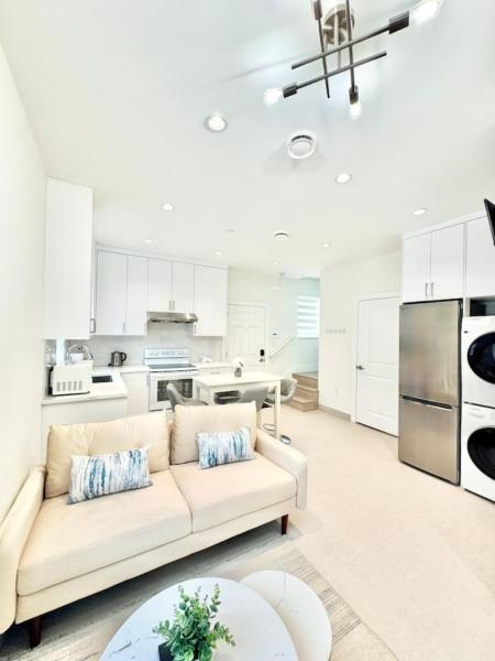 New Home 10 Mins From Airport - バンクーバー