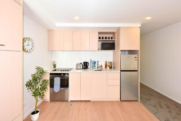 Elegant One Bedroom Retreat With Shared Sauna - West Coast