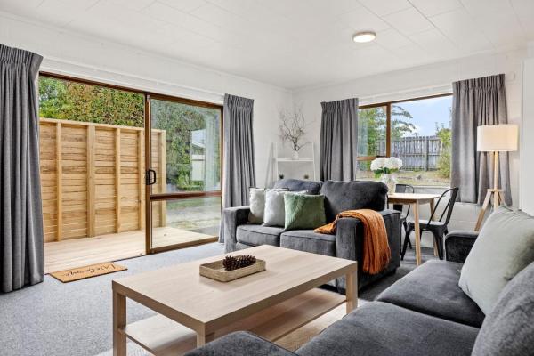 Cozy Retreat 2 - Modern Townhouse Living - Taupō