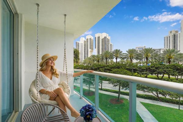 Stunning 1br Condo Wpool & Tennis Court - Sunny Isles Beach
