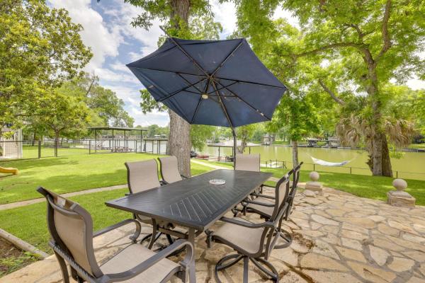 Spacious Lake Placid Retreat W/ Gorgeous Views! - Seguin