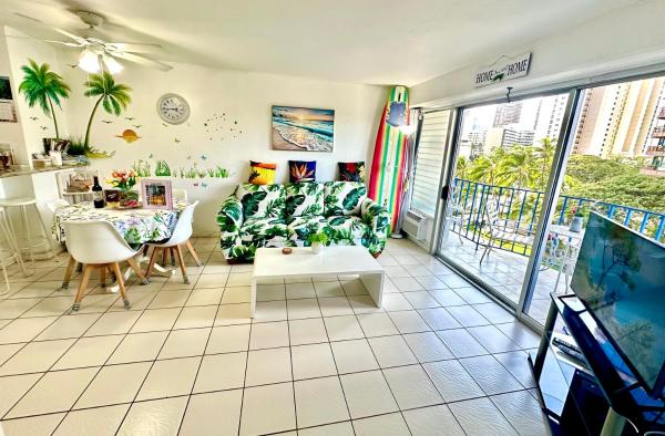 Waikiki 2 Bedrooms, 1 Bath, Free Parking, Sleep 6 - Honolulu