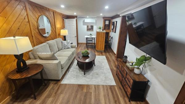 Modern Two Bedroom Basement Apartment - 세인트존