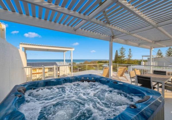 Beach Days, Ocean Rooftop & Spa - Sleeps 8 - Marcoola