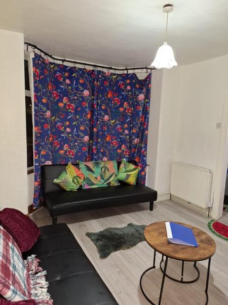 Entire Nuneaton Home Sleeps Up To 6 Guests Near Town And George Eliot Hospital - Nuneaton