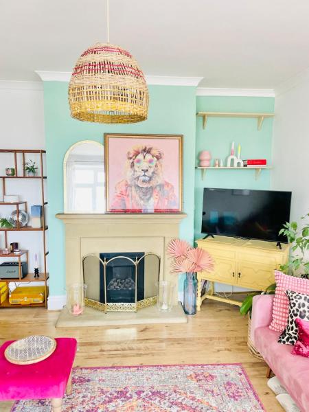 Cosmos Cottage - Colourful Home, Stunning Views - Wirksworth