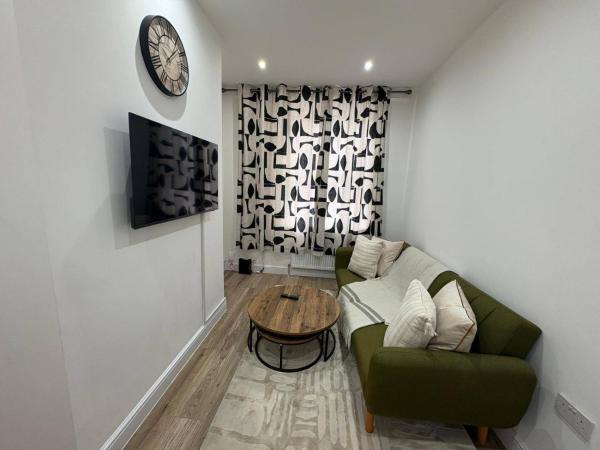 House Sleeps 6 With Parking And Garden - Leeds