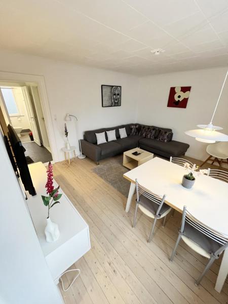 Cozy & Bright Central Townhouse With Free Parking - Denmark