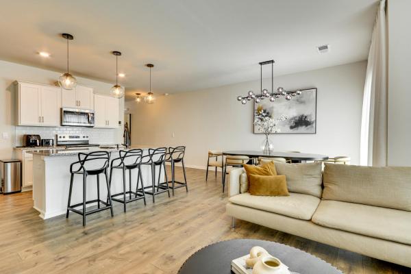 Modern Townhome W/ Private Yard In Kernersville! - High Point, NC