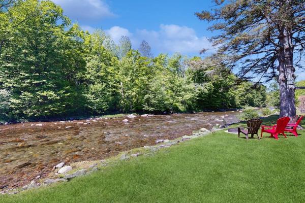 Jay Peak Getaway On Trout River - 버몬트