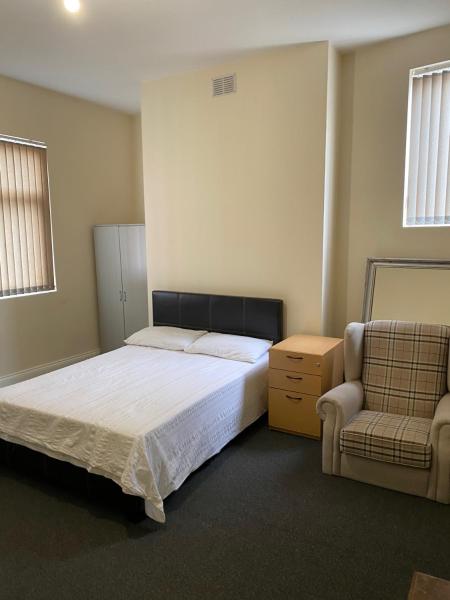 3 Bedrooms - 6 Bath- Sleeps 6 - Free Parking - Bury