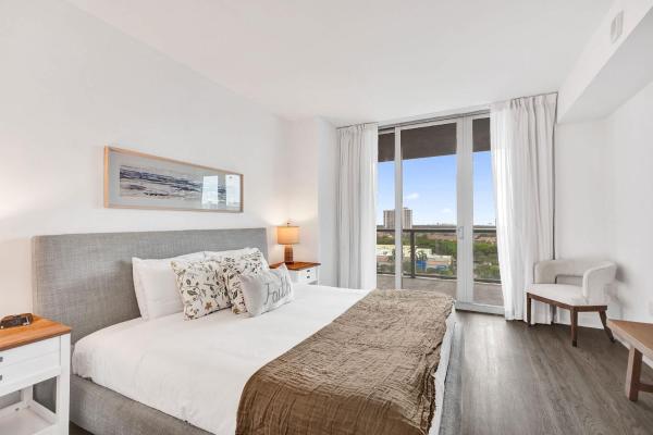 Stunning 1-bedroom Apartment Steps From The Ocean 1006 - Hallandale Beach, FL