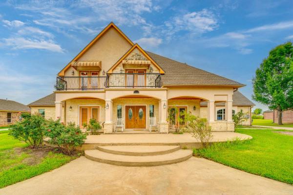 Red Oak Group Getaway W/ Yard + Patio - Lancaster, TX
