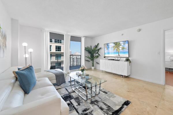 Upscale Brickell 1br With Pool, Gym, City Views & Free Parking - Miami Beach, FL