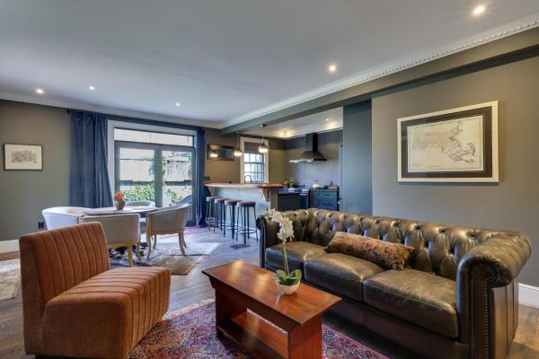 A Timeless Retreat At Historic Crompton House - Massachusetts