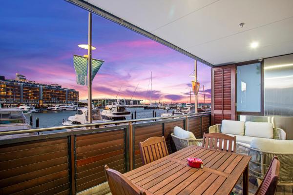 Designer Harbour Stunner With Welcome Rosé - Auckland