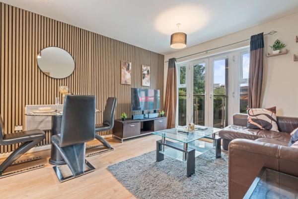 Opk Stays - Cozy 2-bed 2 Bath City Centre Flat, Free Parking, Sleeps 4, Near Pool Meadow Coach Station - Coventry