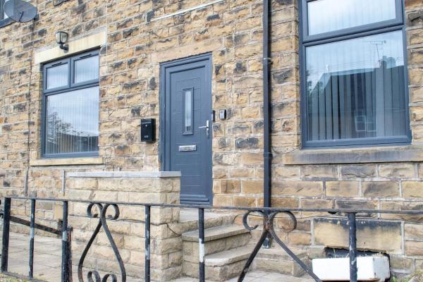 Large House In West Yorkshire - Sleeps 9 - Yorkshire