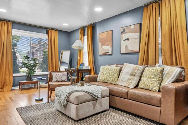 Pet-friendly Home - Sleeps 6 - Walkable Lakewood - Cleveland, OH