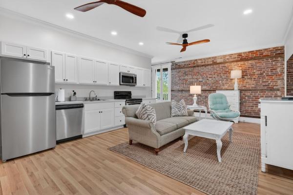 River Room Getaway On Front Street - Suite C Apts - Georgetown, SC