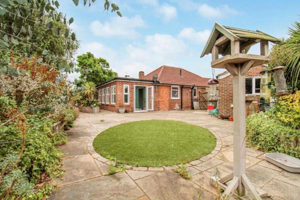 Cozy Detached Bungalow With Sunny Garden - Southampton