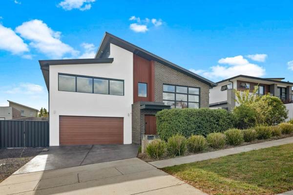 Elevated 5 Bedroom Family House In Bonner 2914 - Canberra