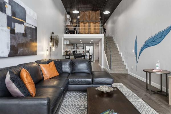 Industrial-chic Loft-king Bed & Natural Light - Wheat Ridge, CO