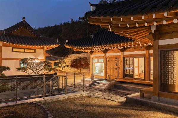 Luxury Hanok Red Serenity - 통진읍