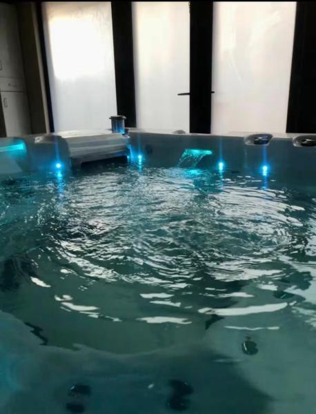 Private Hydro Spa Pool, Dbl Bedrm & Bathrm - Other Areas Part Private Shared Lived-in Home - Cheshire