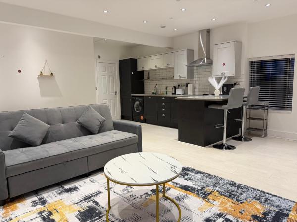 Luxury 2-bdr Penthouse - Free Parking, Sleeps 6 - Wolverhampton