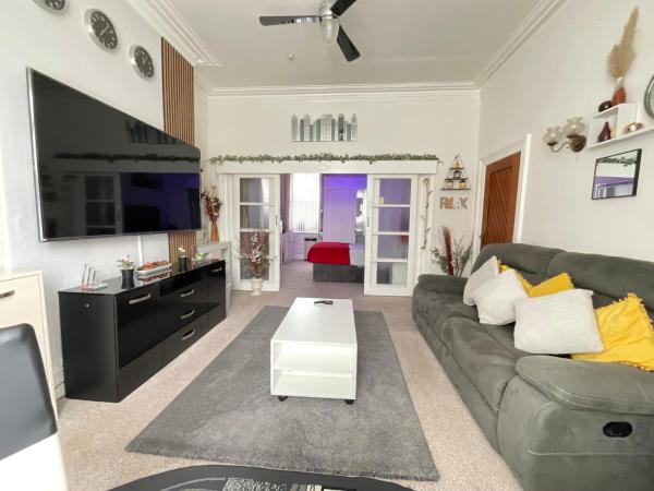 Victoria House - Self Catering Quiet Guesthouse - Adult Singles And Couples Only - Blackpool