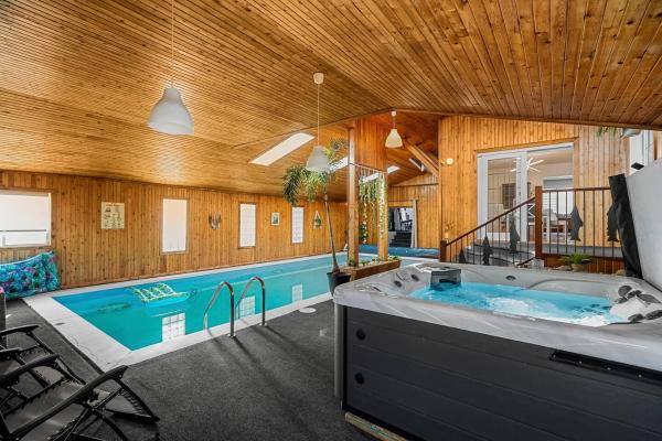 Luxe Paradise - Indoor Pool - Hotub - Sauna - Gym - Games - Calgary