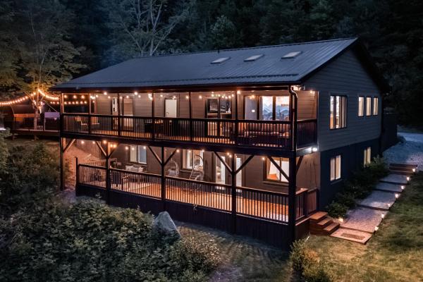 Luxury Cove Cabin Asheville - Sauna - Hot Tub - Game Room - Secluded Property - 