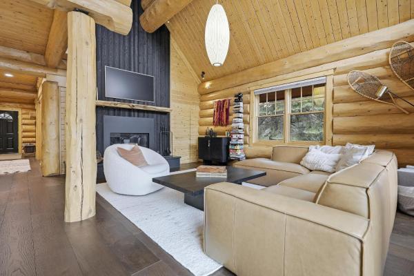 Log Cabin With Shou Sugi Ban Fireplace - Vh401 Home - Bear Valley, CA