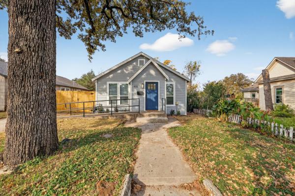Walk To Stadium! Cozy 2br Home - Historic District - Arlington, TX
