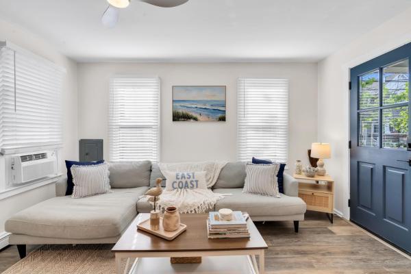5 Min Walk To Asbury Park, 4 Beach Badges, Firepit, Grill, Porch, Cool Ac - Ocean Grove, NJ