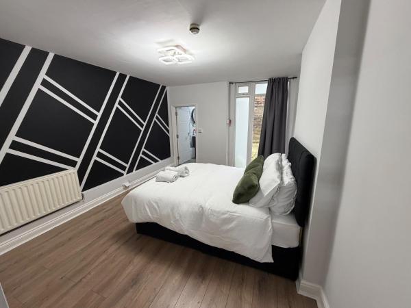 Apartment Sleeps 2 With Wifi - London