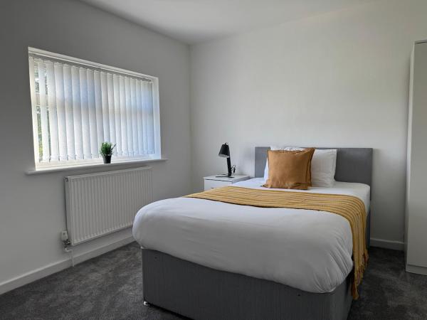4 Bed Luxury House For Large Family & Contractors - Stoke-on-Trent