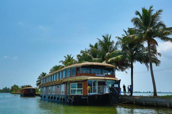 Hills & Cruise Luxury Houseboats - Alappuzha